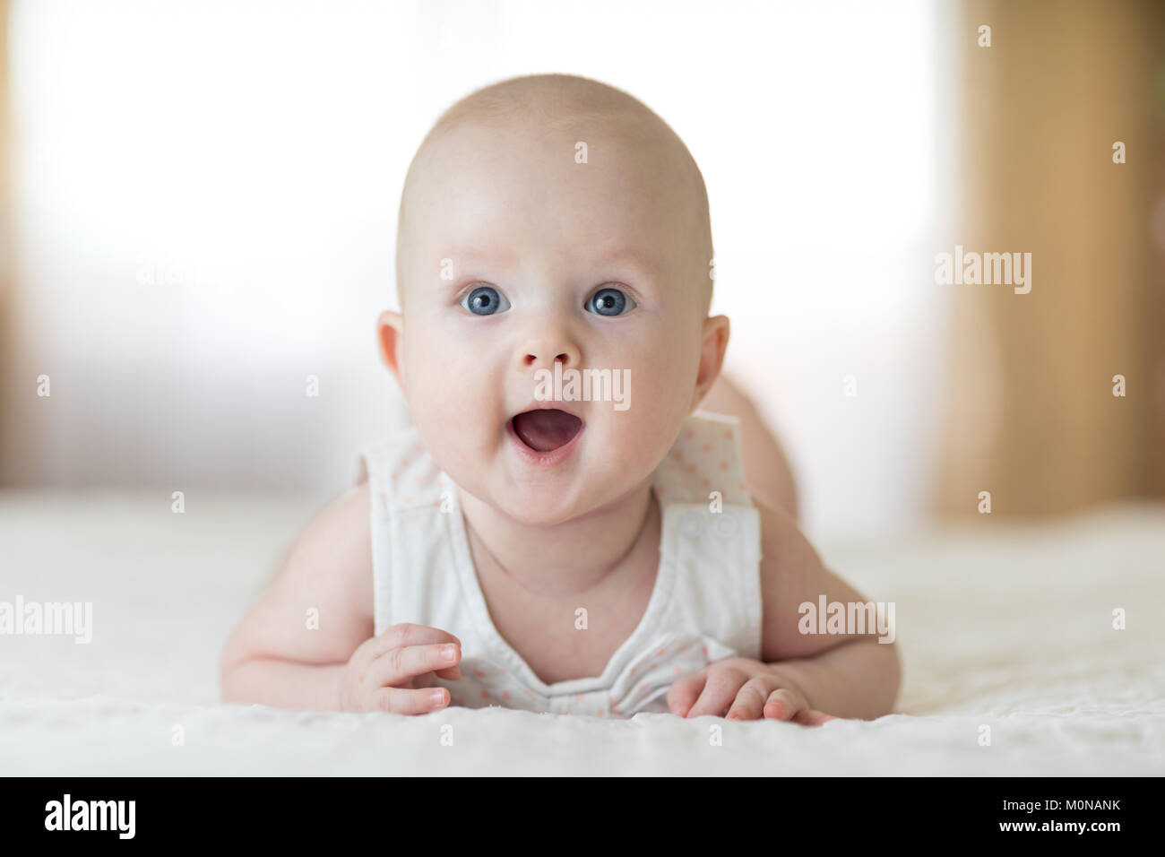 Junge Im Bett Liegend Auf Bauch Stockfotos und -bilder Kaufen - Alamy