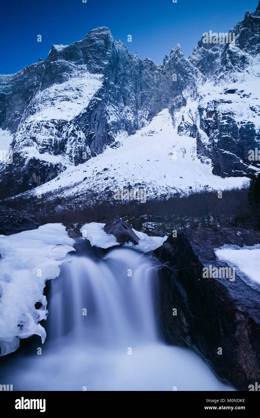 Winter Landschaft im Tal Romsdalen, Østfold, Norwegen. Im Hintergrund ...