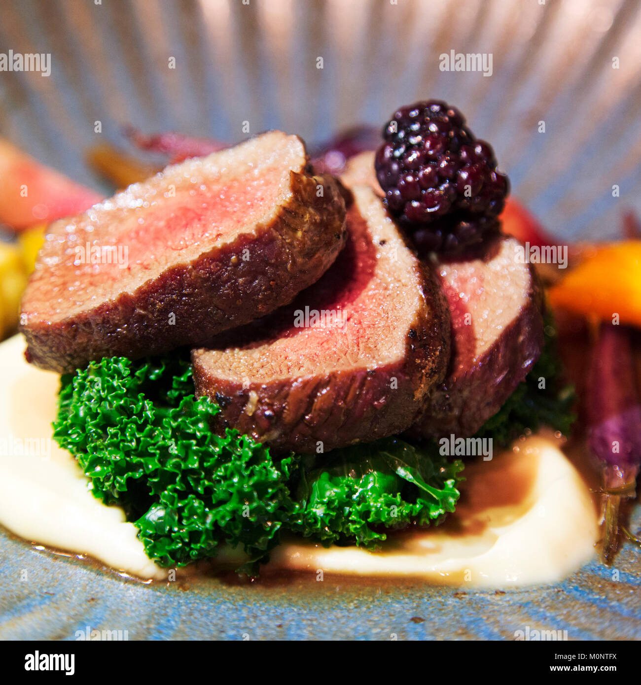 Wildbraten mit Gemüse der Saison in Edinburgh, Schottland, serviert ...