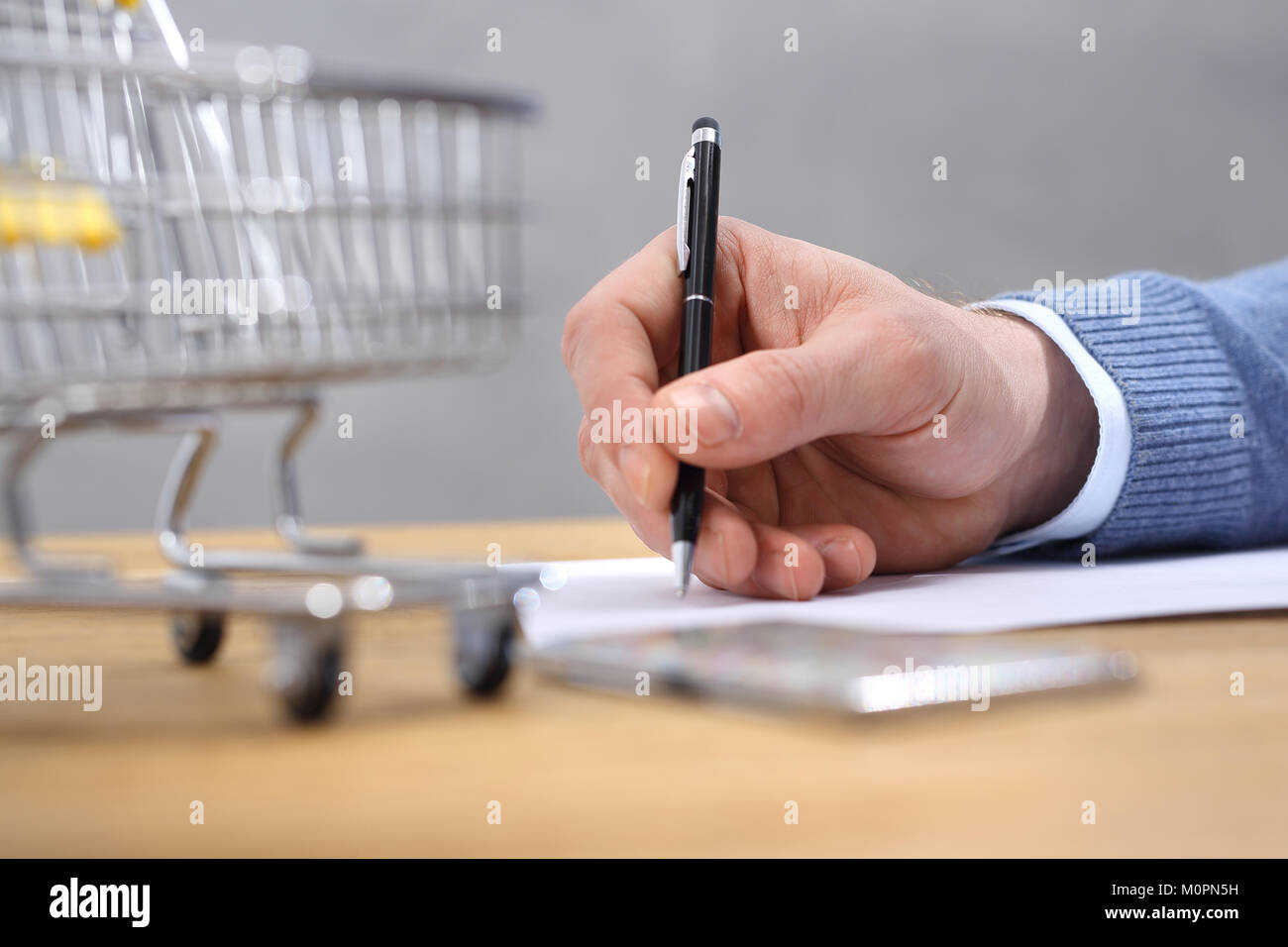 Signieren von Dokumenten. Signieren von Dokumenten. Der Mann Zeichen ...