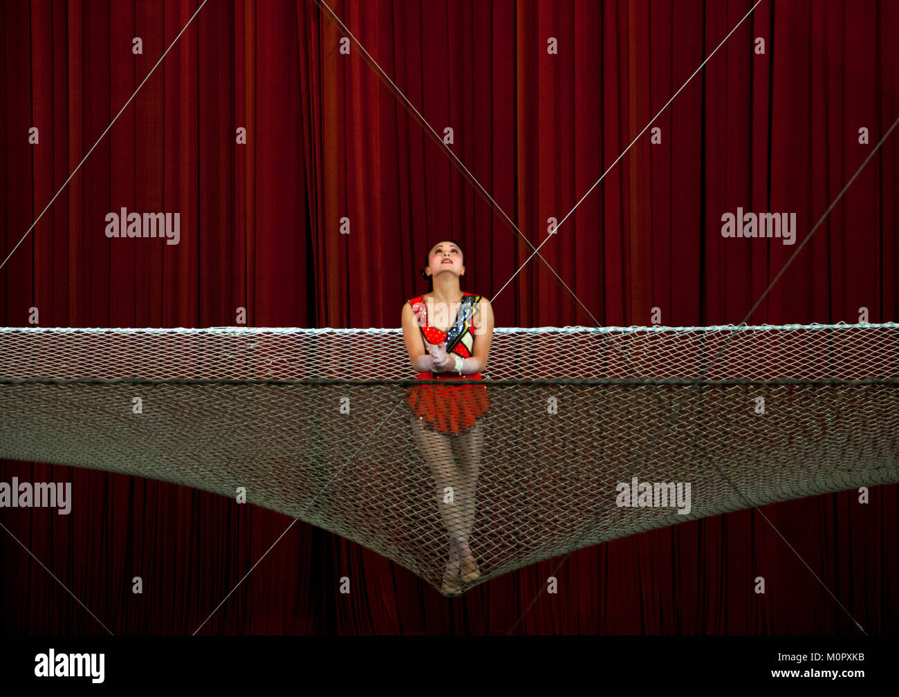 Trapeze artist in the circus -Fotos und -Bildmaterial in hoher Auflösung – Alamy