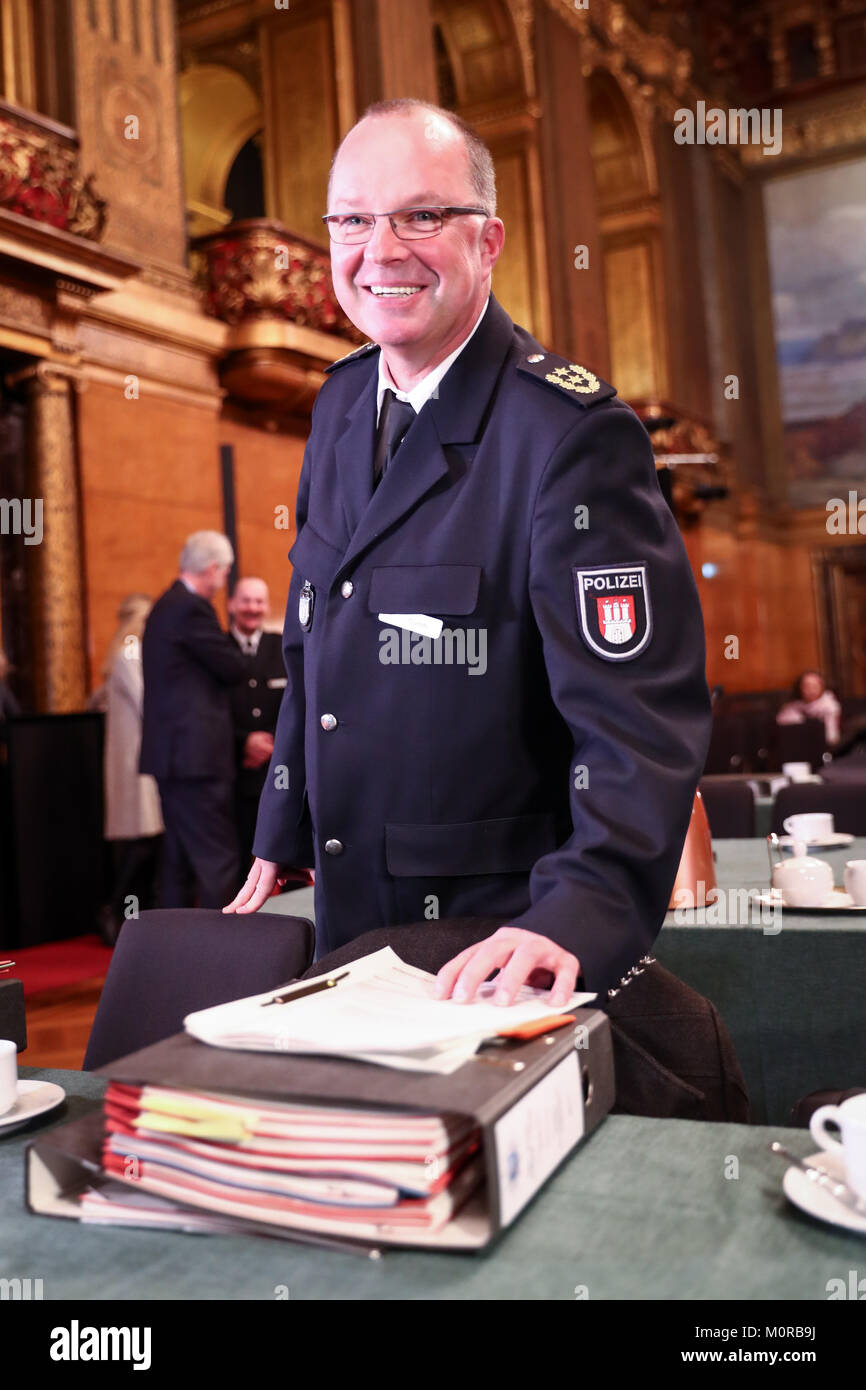 Hartmut Dudde, Polizei Direktor der Hamburger Polizei, steht in der ...