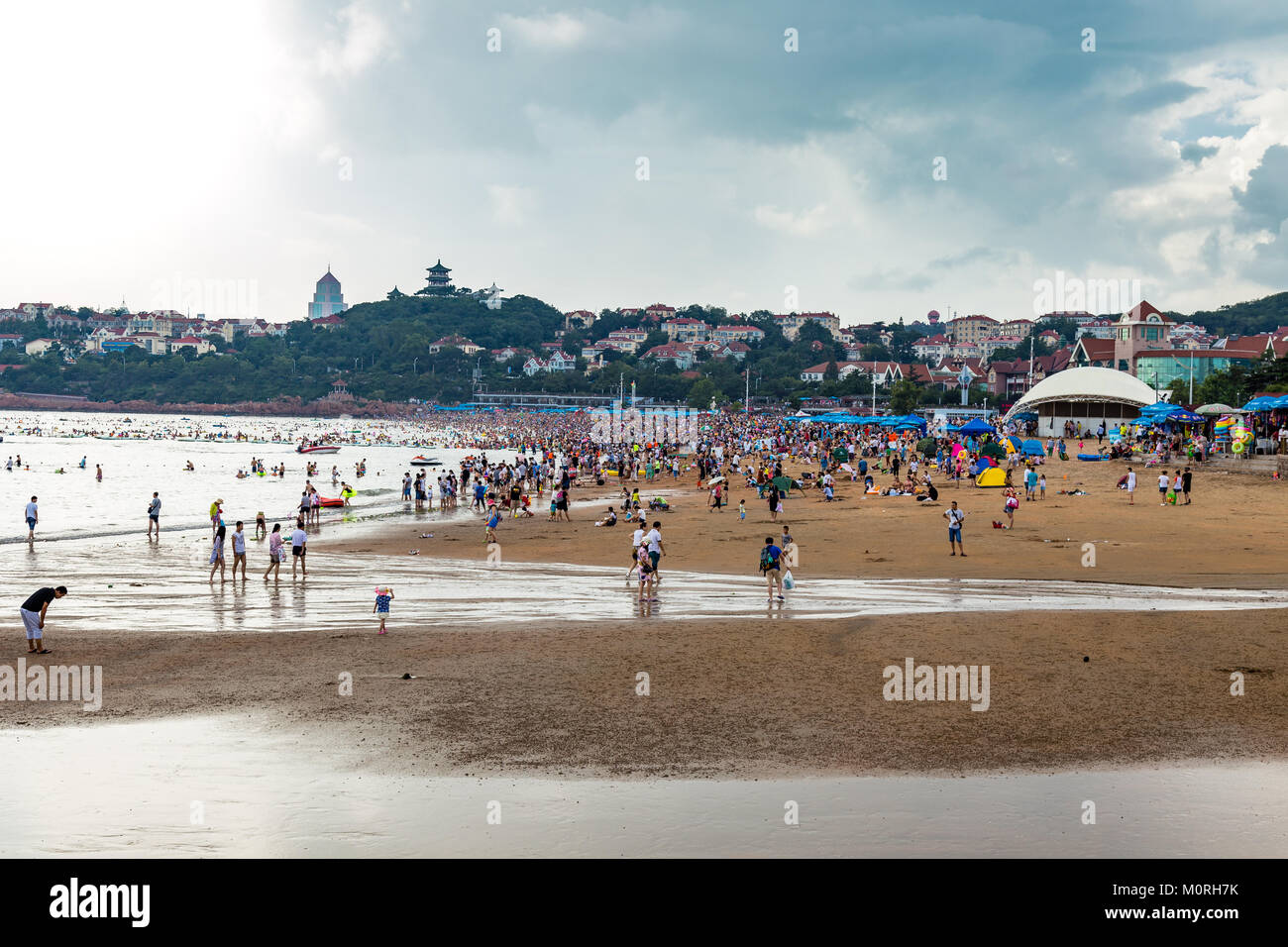 überfüllter strand china -Fotos und -Bildmaterial in hoher Auflösung ...