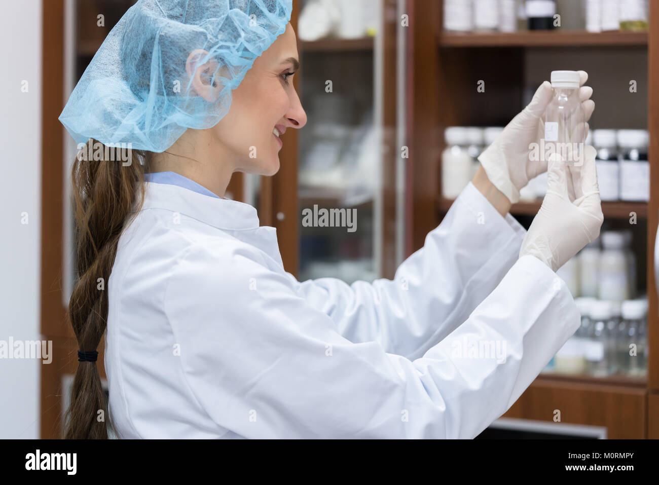 Experimenteller chemiker -Fotos und -Bildmaterial in hoher Auflösung ...