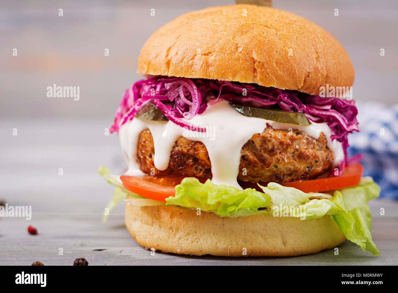 Sandwich Hamburger mit saftigen Burger, Tomate und Rotkohl ...