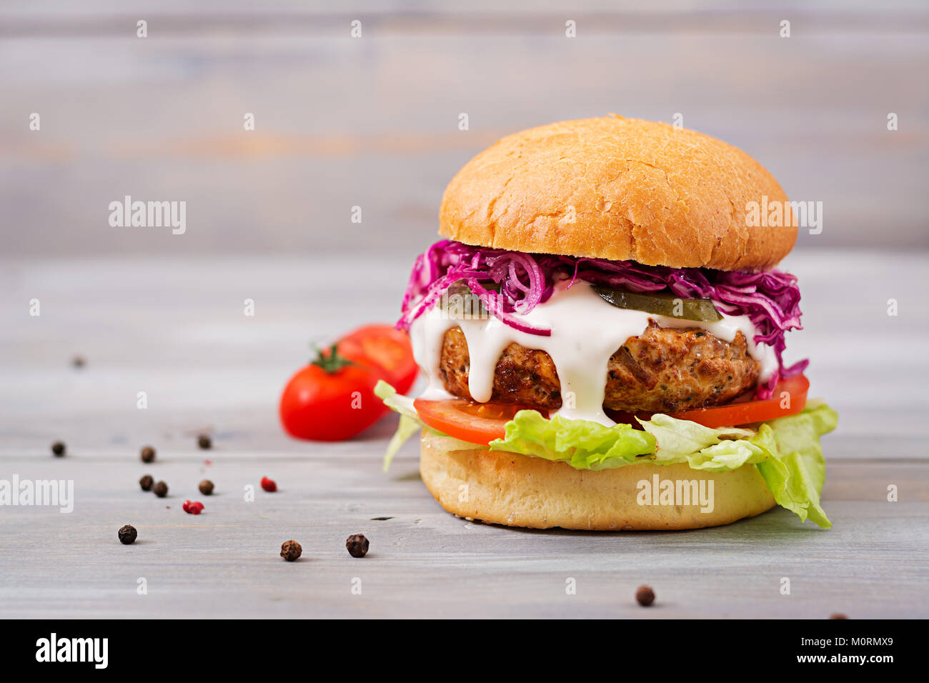 Sandwich Hamburger mit saftigen Burger, Tomate und Rotkohl ...