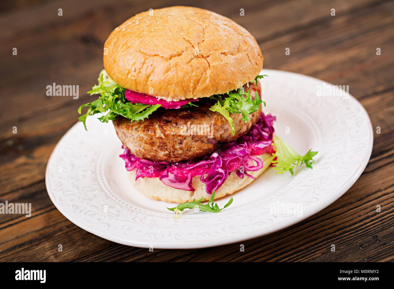Sandwich Hamburger mit saftigen Burger, Rotkohl und rosa Soße ...