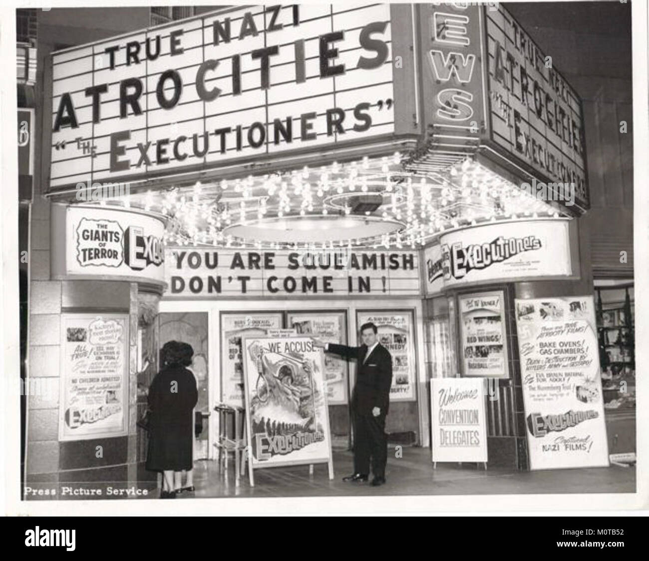 Foto von Fred Sweet, der vor dem Telenews Theater in Detroit steht und ...