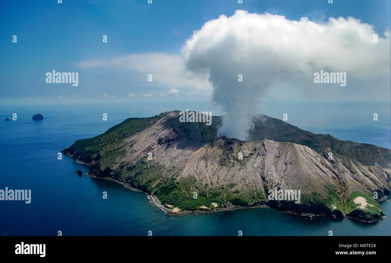 Nähert sich White Island/Whakaari Vulkan mit dem Hubschrauber. Bay vor ... Nähert sich White Island/Whakaari Vulkan mit dem Hubschrauber. Bay vor ...