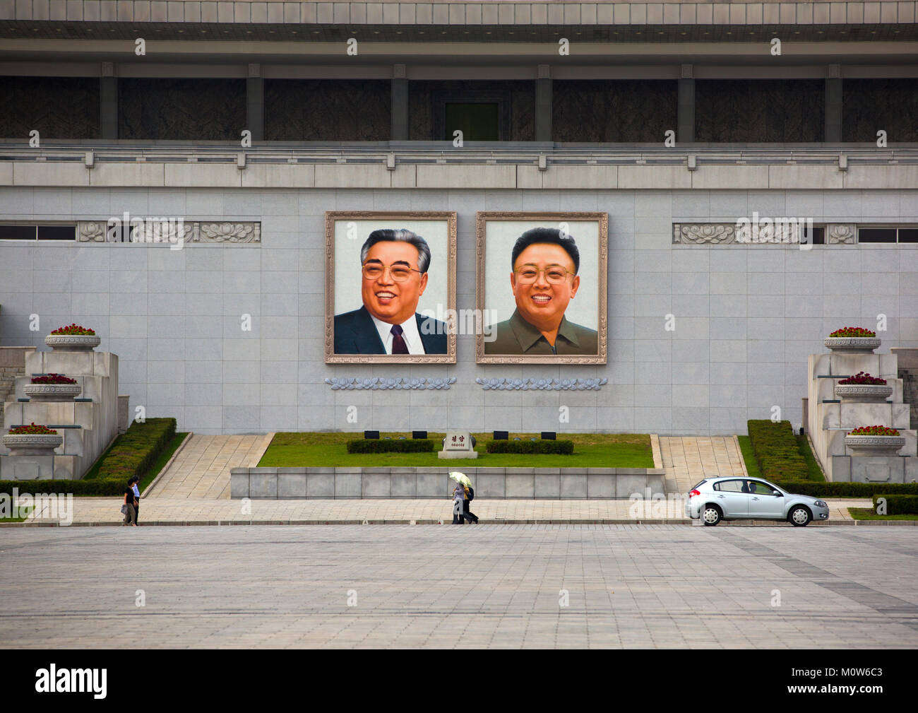 Kim Il Sung und Kim Jong Il riesige Porträts auf Kim Il Sung Platz, Pyongan Provinz, Pyongyang ...