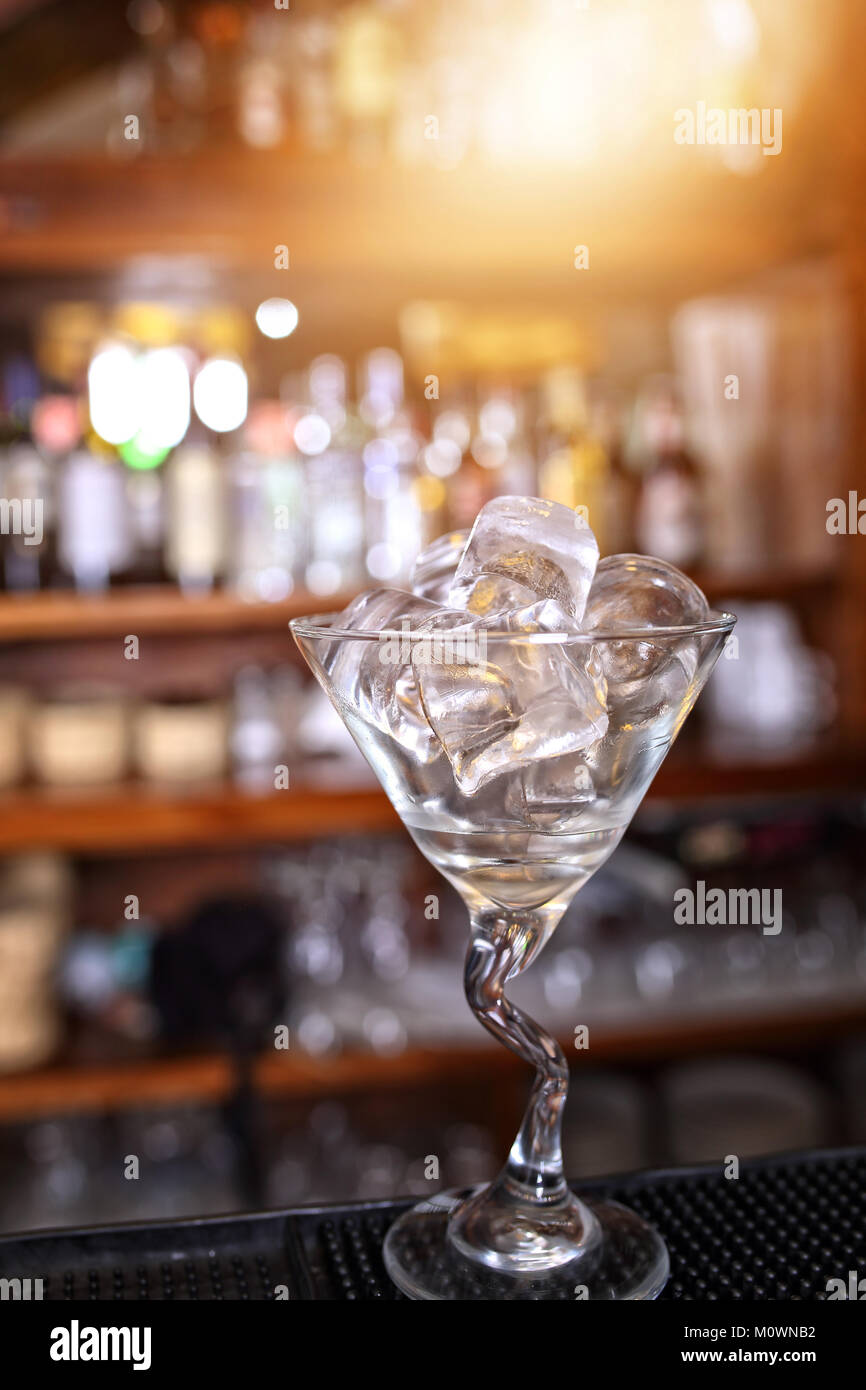 Wodka in einer bar -Fotos und -Bildmaterial in hoher Auflösung – Alamy