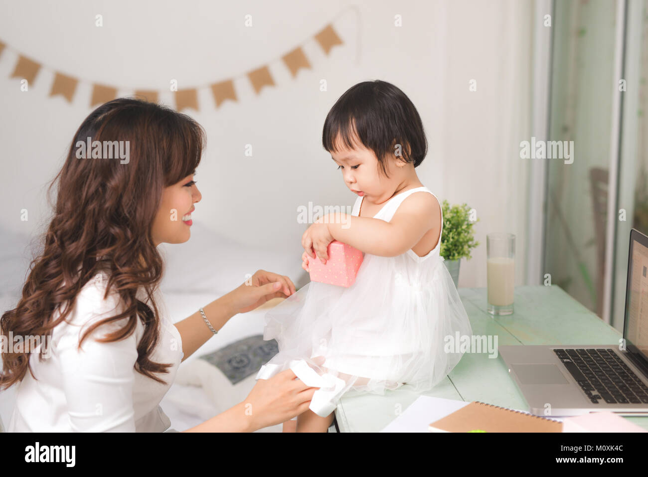 Glückliche Familie, schöne junge Mutter mit ihrer süßen kleinen Tochter ...