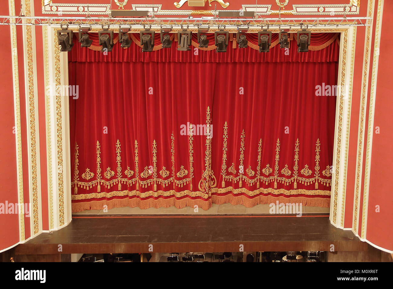 Roter samtvorhang -Fotos und -Bildmaterial in hoher Auflösung – Alamy