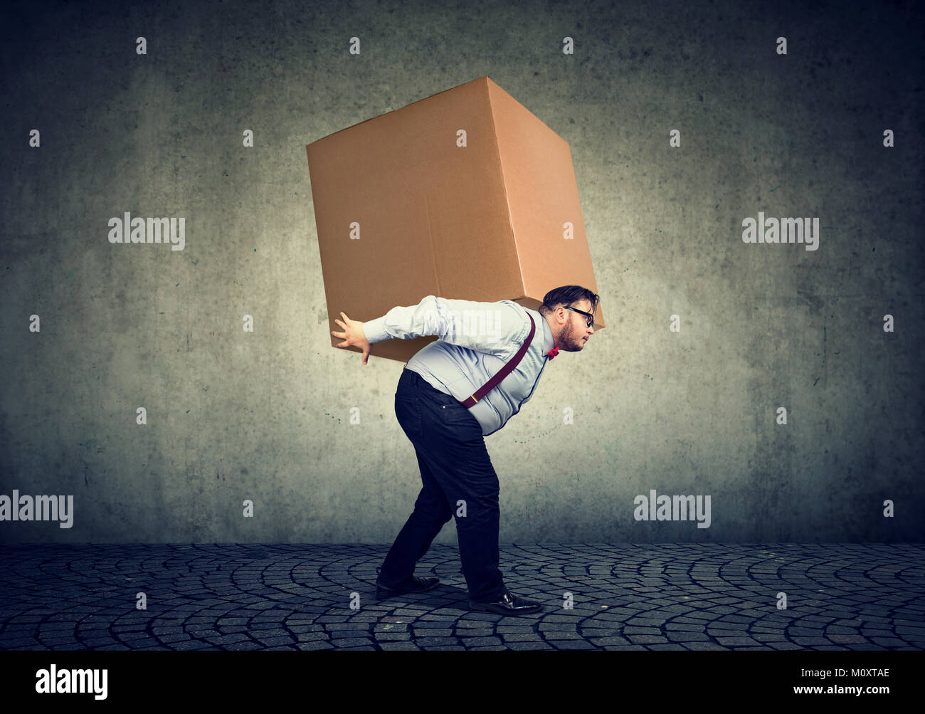 Man carrying heavy box on -Fotos und -Bildmaterial in hoher Auflösung ...