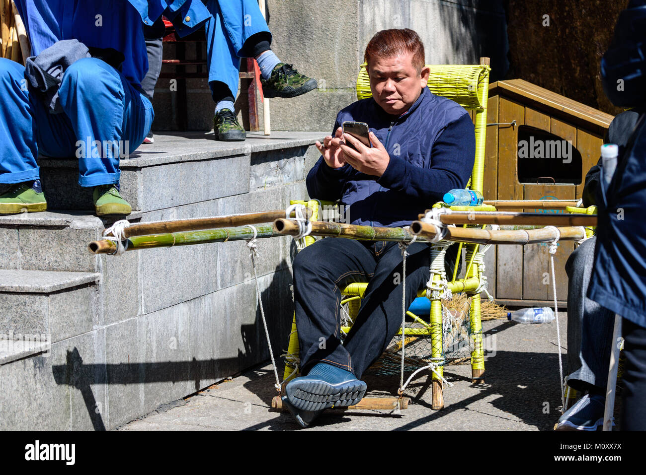 Die gelben berge besteigen -Fotos und -Bildmaterial in hoher Auflösung ...
