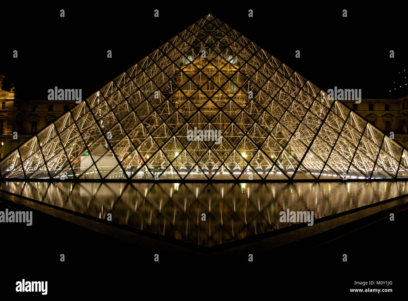Die Pyramide des Louvre Museum nachts beleuchtet Stockfotografie - Alamy