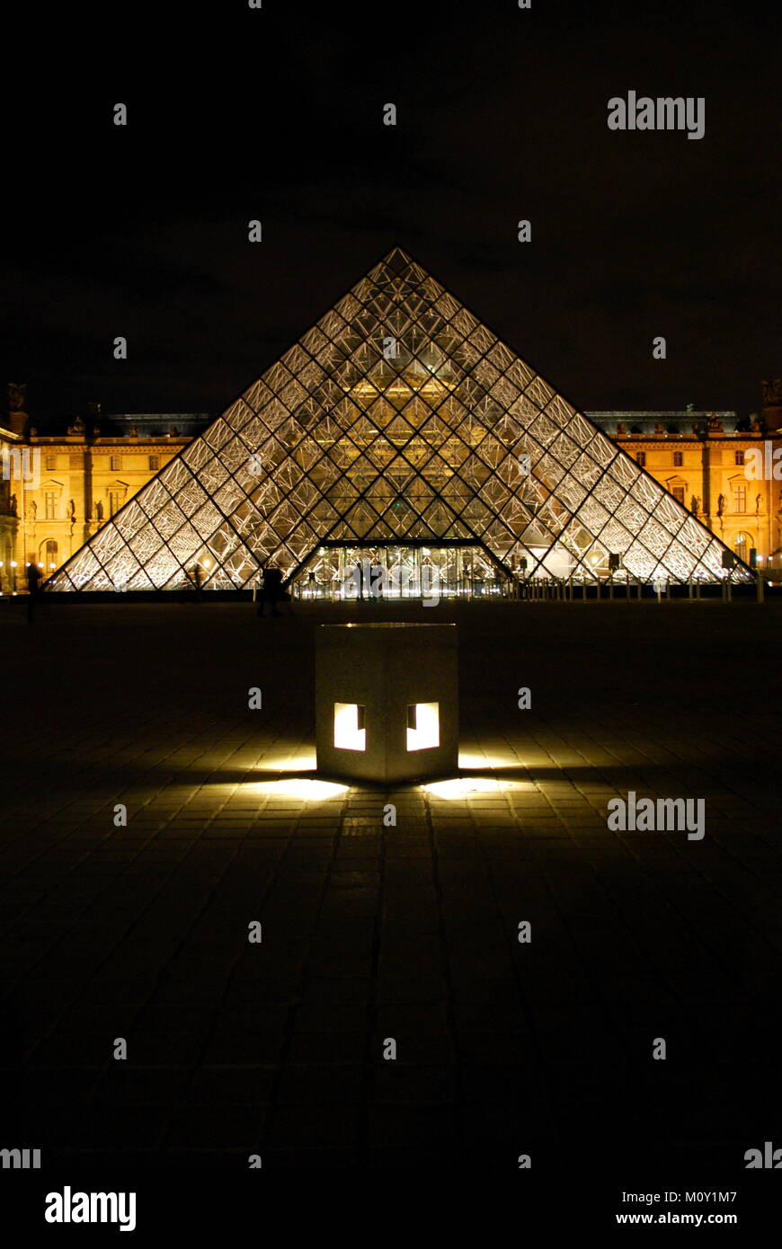 Die Pyramide des Louvre Museum nachts beleuchtet Stockfotografie - Alamy