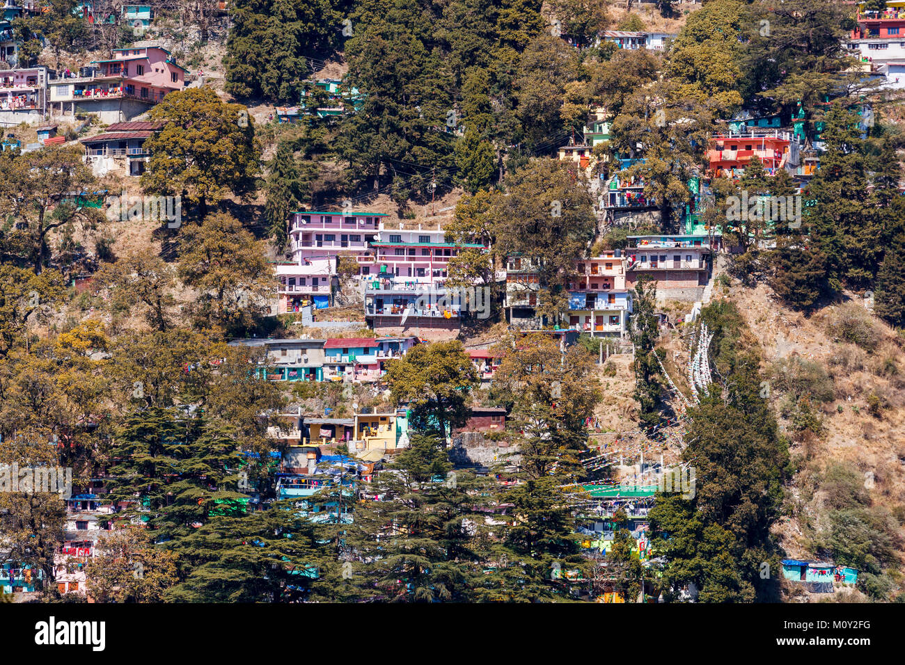Blick auf die stadt: bunte kleine Häuser prekär Gebaut am Hang ...