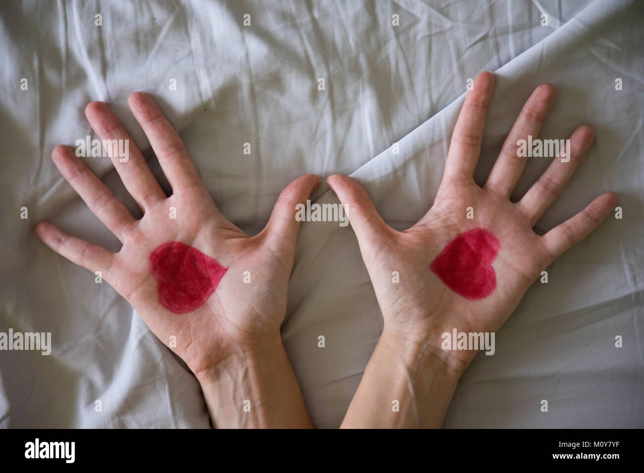 Herz auge frau -Fotos und -Bildmaterial in hoher Auflösung – Alamy