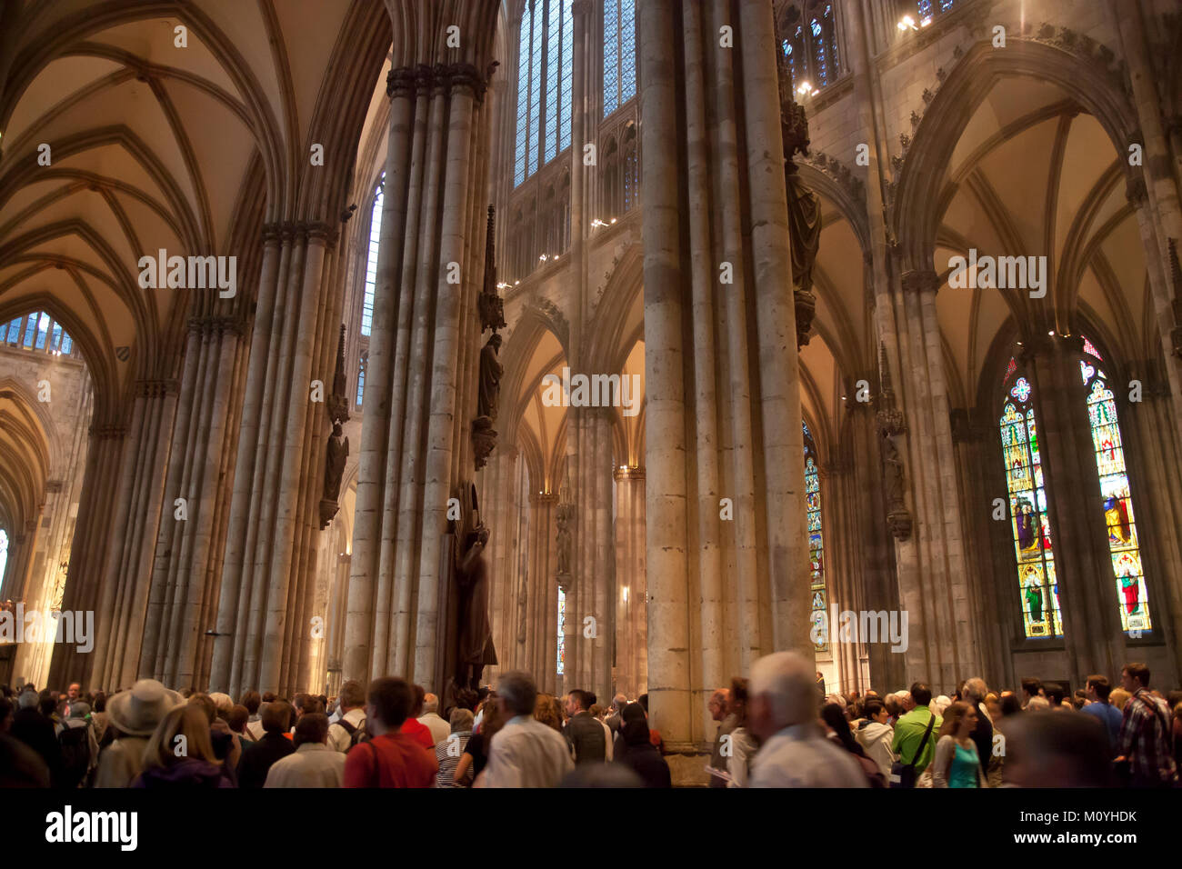 Deutschland, Köln, im Inneren der Kathedrale. Deutschland, Koeln, im ...