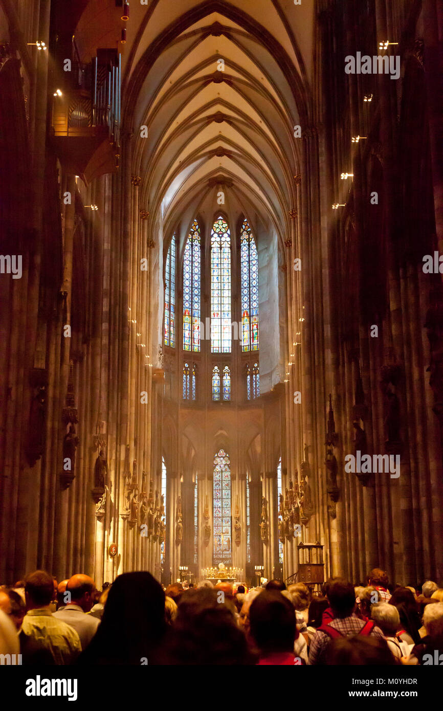 Deutschland, Köln, im Inneren der Kathedrale. Deutschland, Koeln, im ...