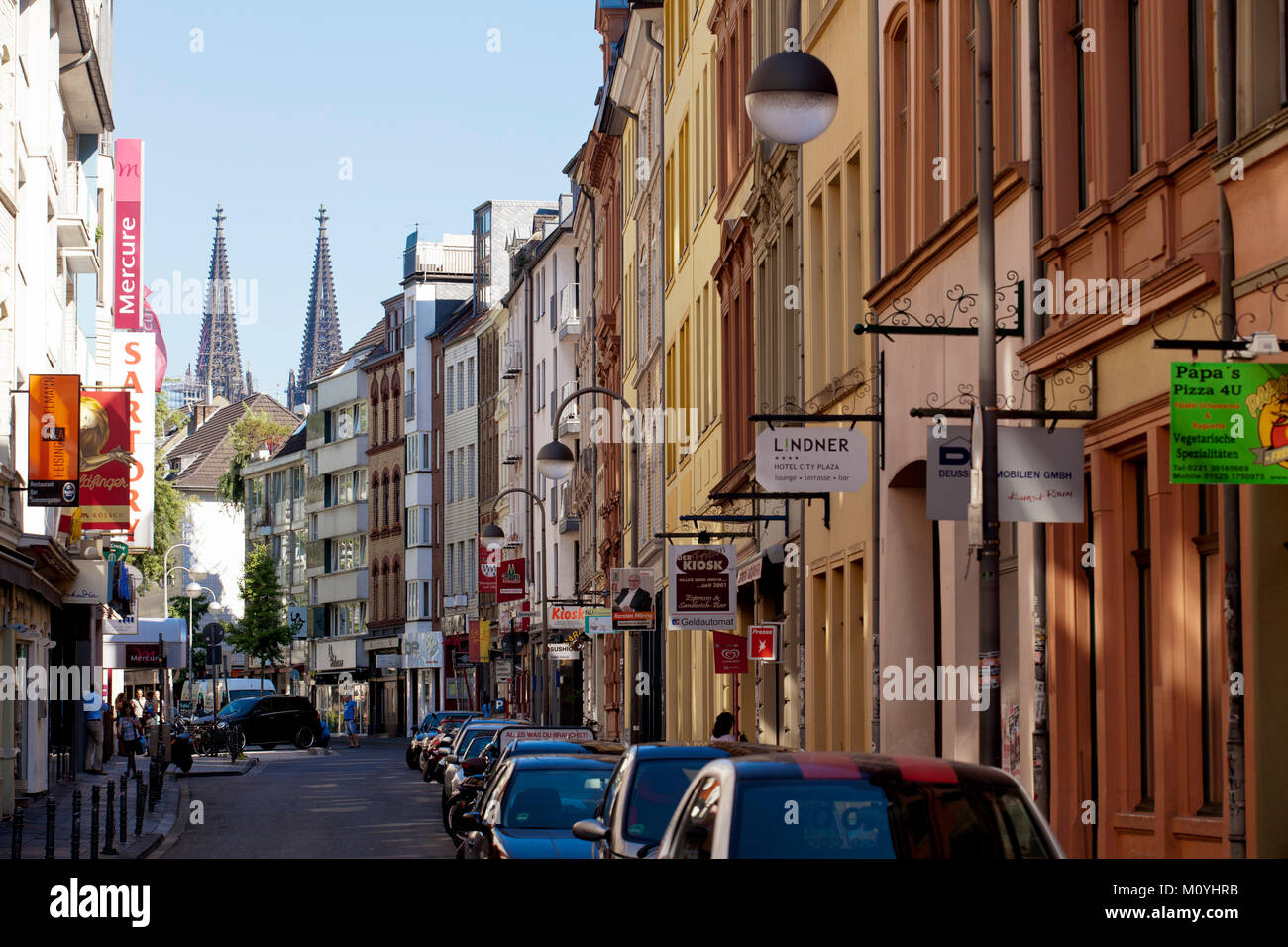 Deutschland, Köln, die Friesen Straße, die Türme der Kathedrale ...