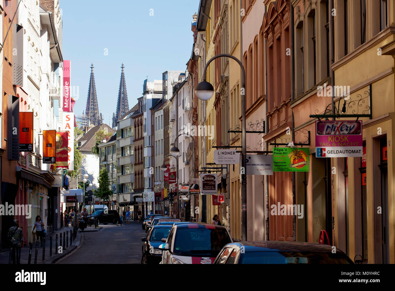 Deutschland, Köln, die Friesen Straße, die Türme der Kathedrale ...