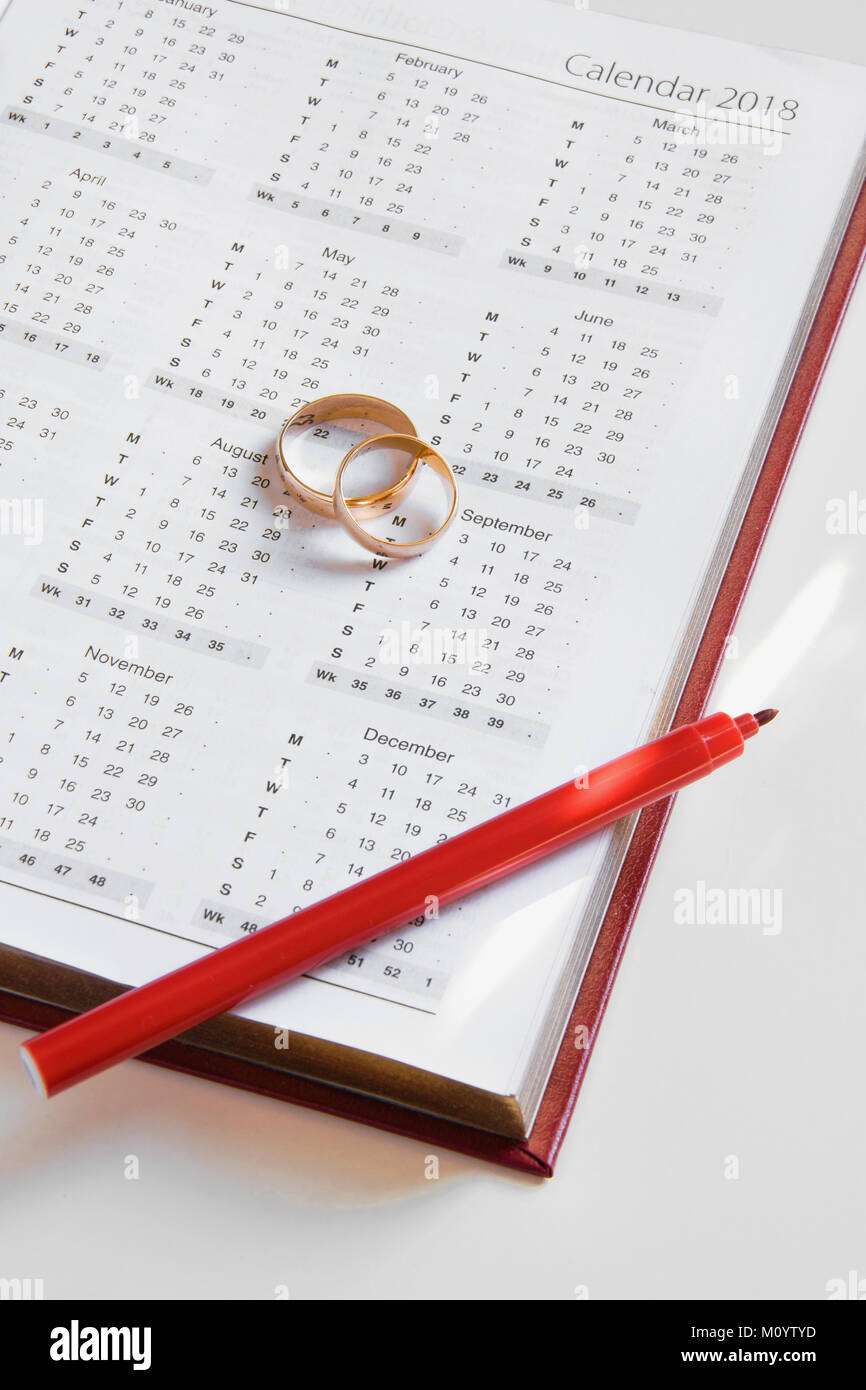 Die Planung einer Hochzeit in 2018. Kalender von 2018, zwei Ringe und ...