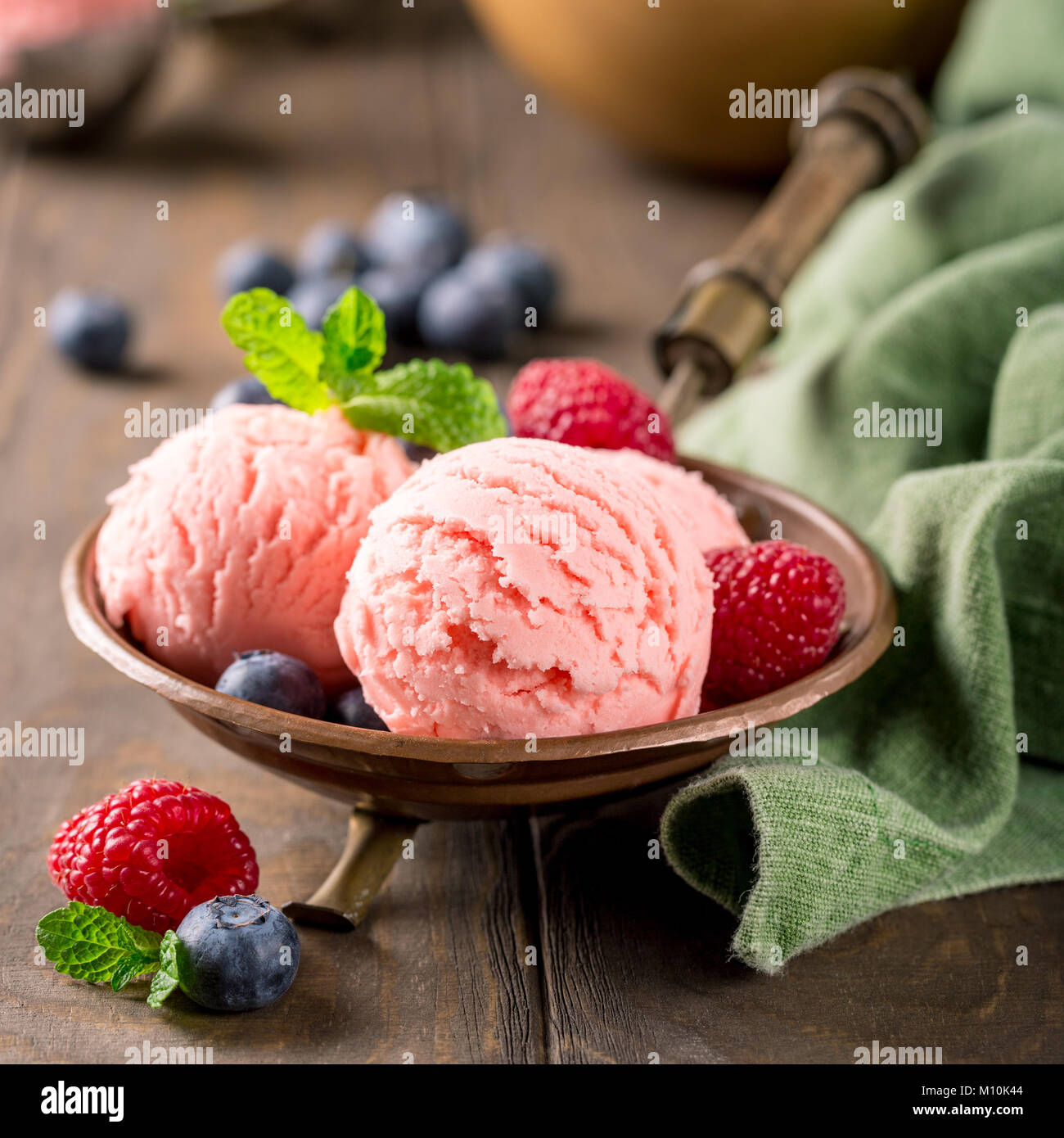 Raspberry ice cream -Fotos und -Bildmaterial in hoher Auflösung – Alamy