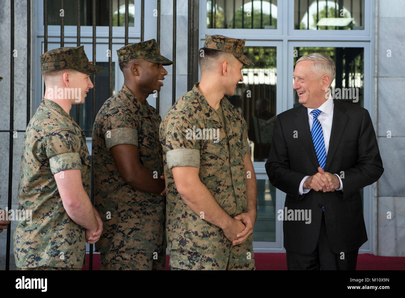 Verteidigungsminister James N. Mattis spricht mit Marines und US ...