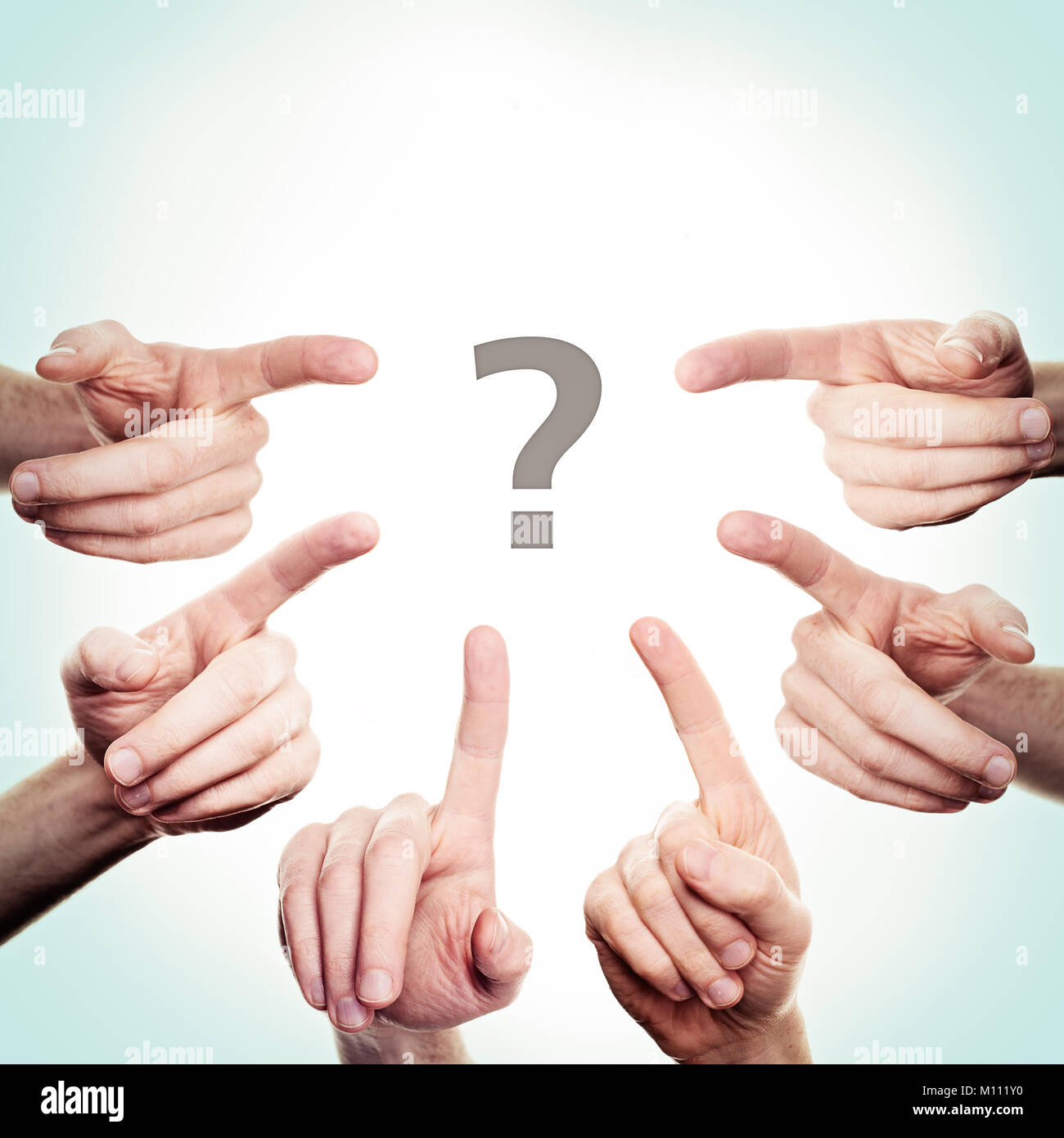 Zeigende Hand und Fragezeichen Stockfotografie - Alamy