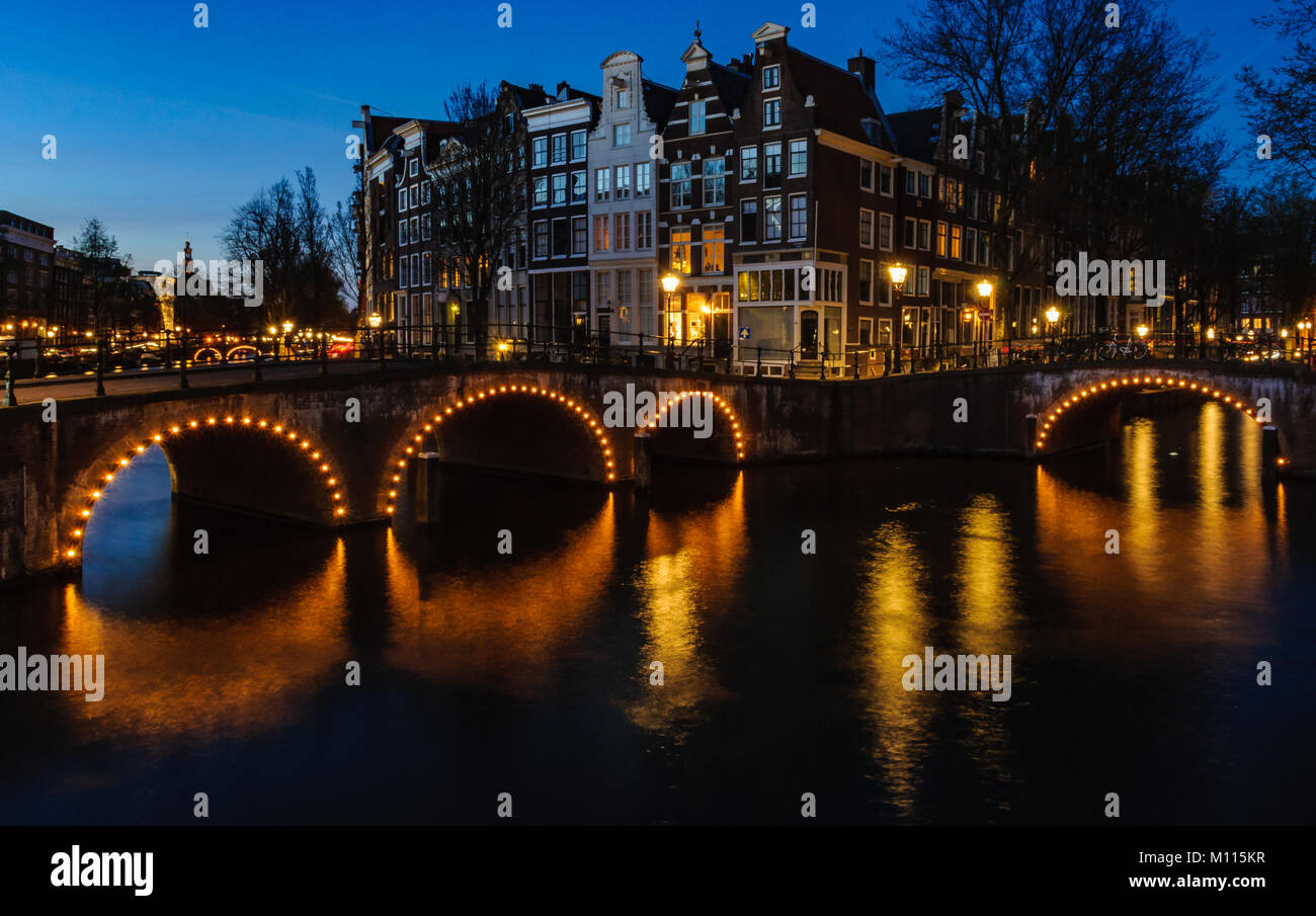 Illuminated canal bridges night amsterdam -Fotos und -Bildmaterial in ...