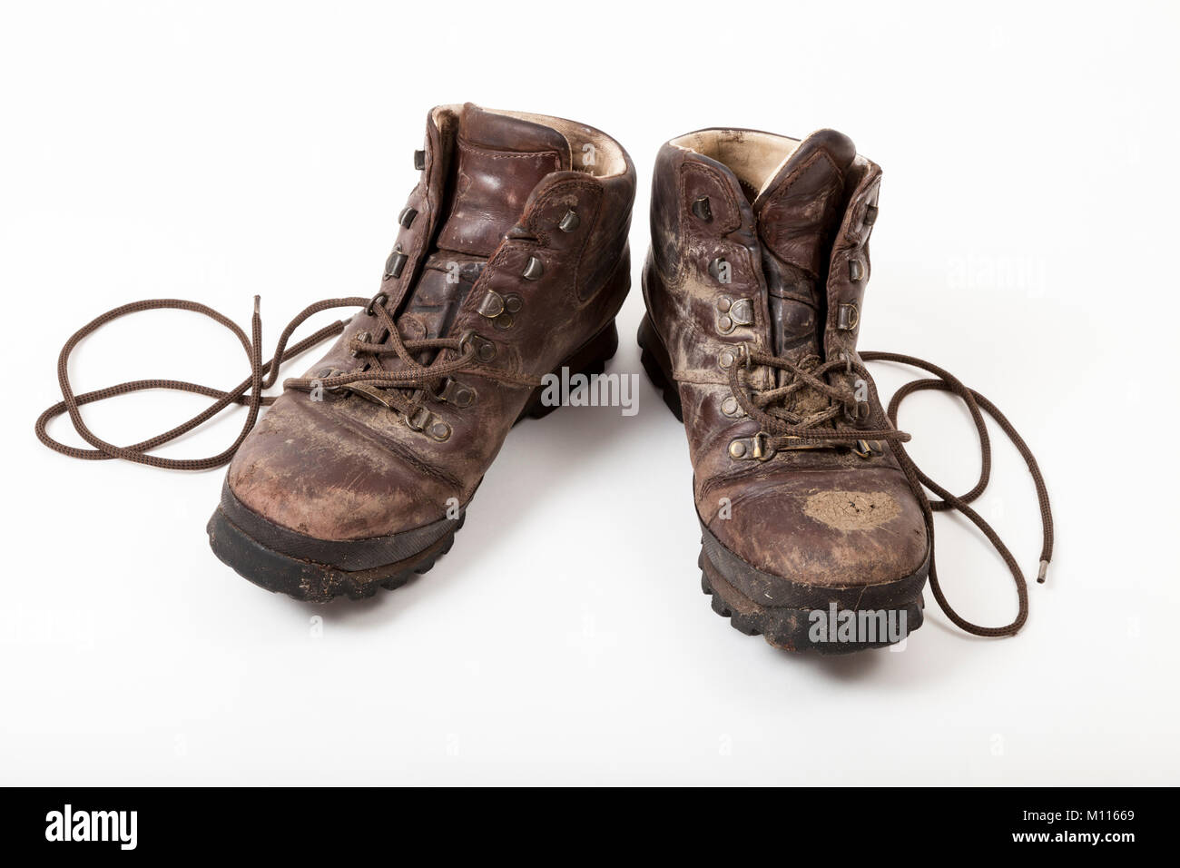 Ein auch Paar alte schlammigen Leder Wanderschuhe auf weißem ...