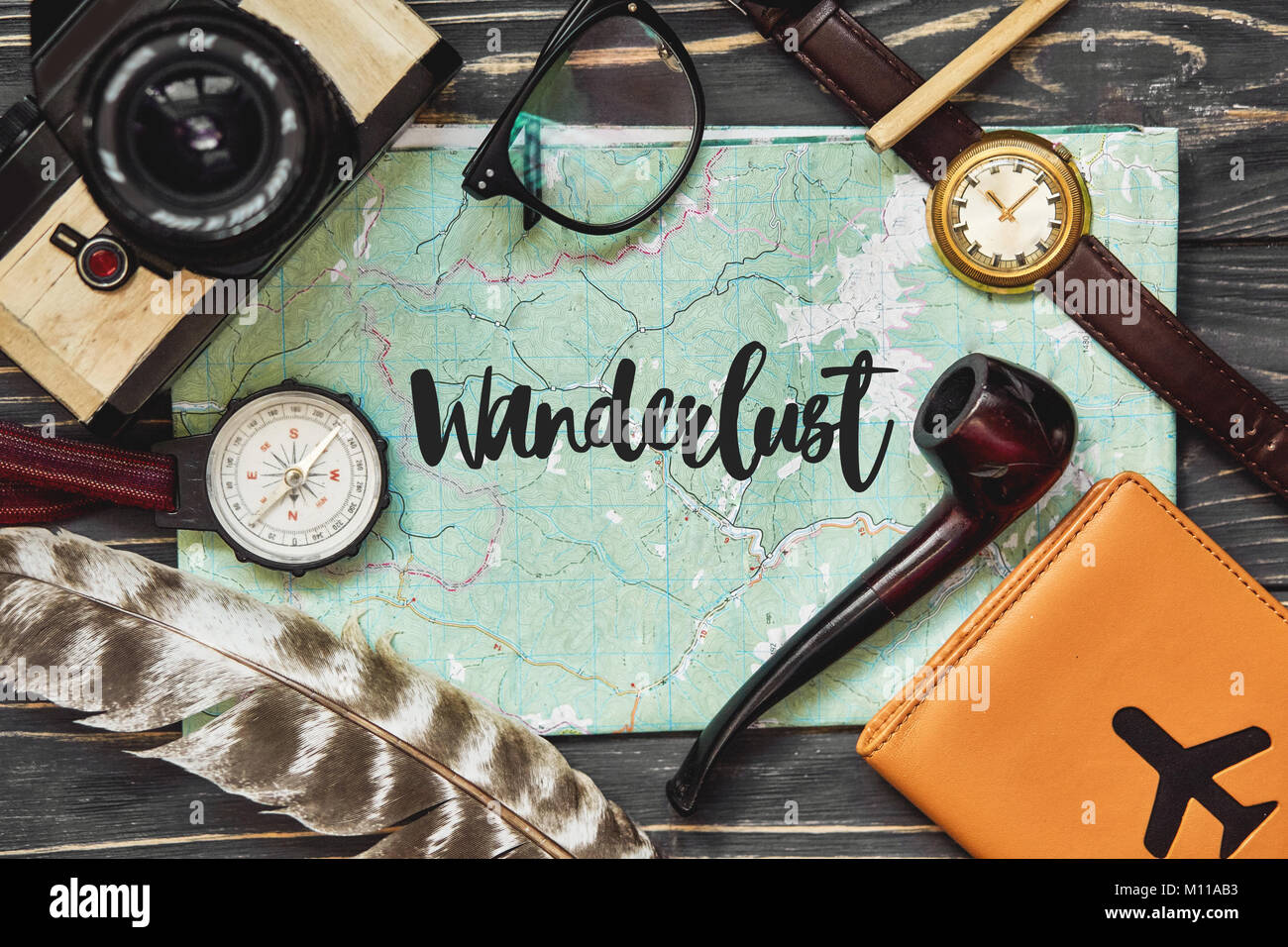 Wanderlust text Zeichen auf Karte anzeigen. travel Concept, hipster ...