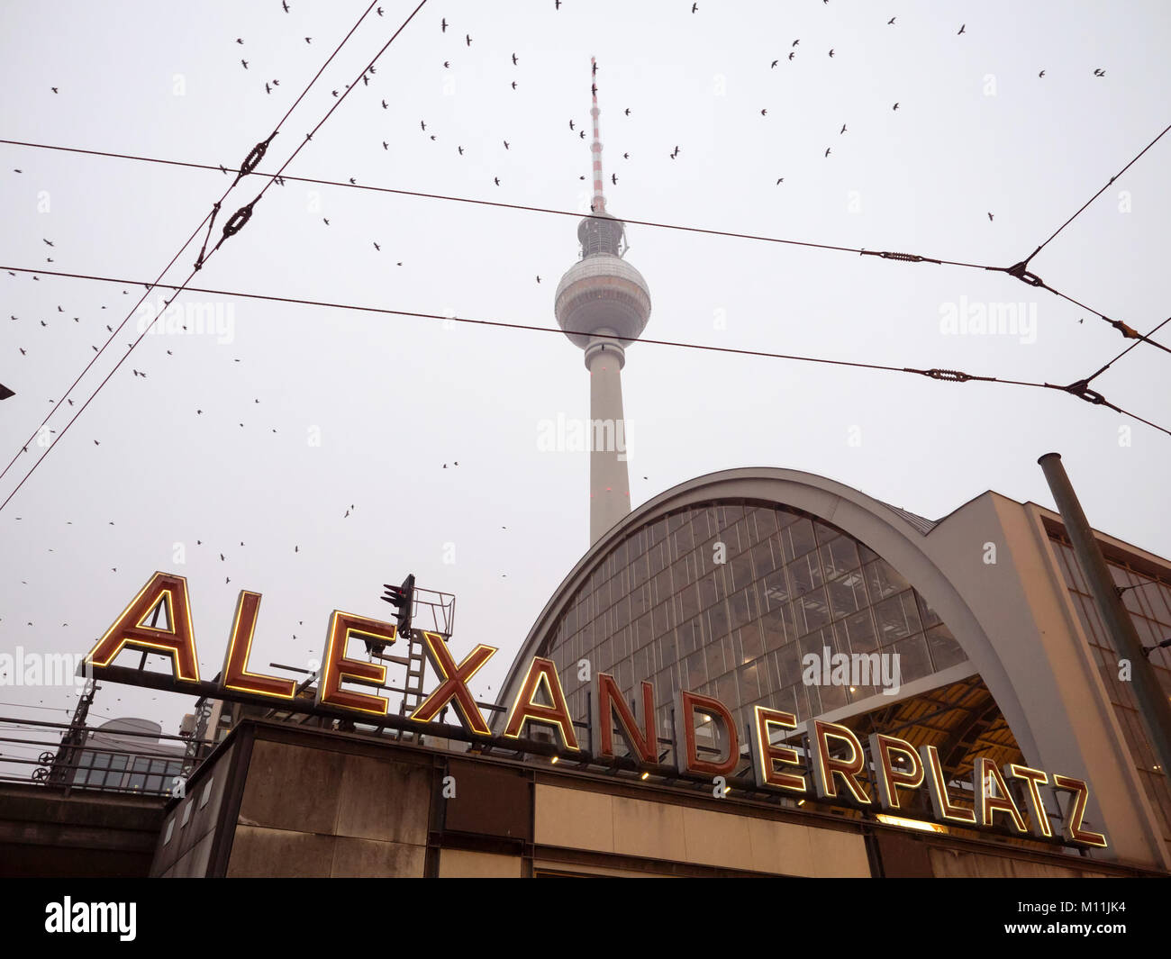 BERLIN, DEUTSCHLAND - 5. JANUAR 2016: Die Beschriftung der ...