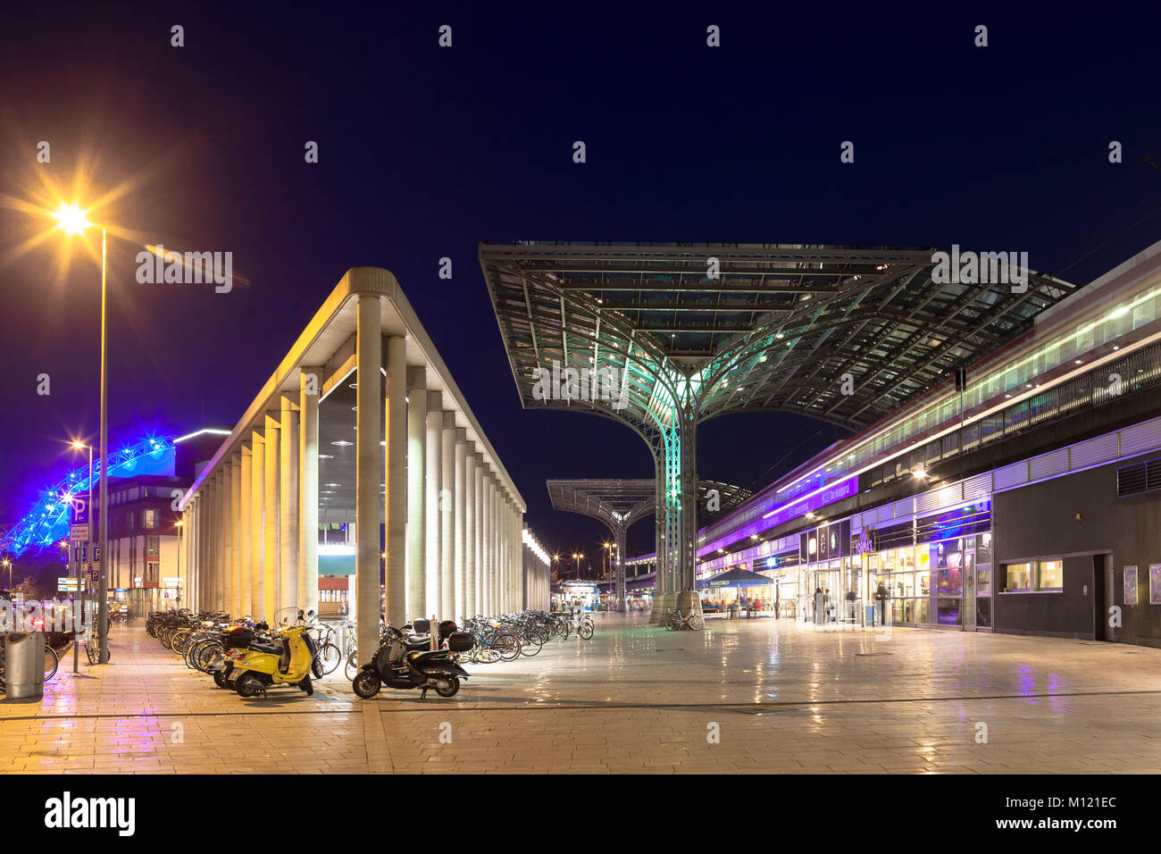 Deutschland, Köln, Eingang des Hauptbahnhofs an der Breslauer Platz ...