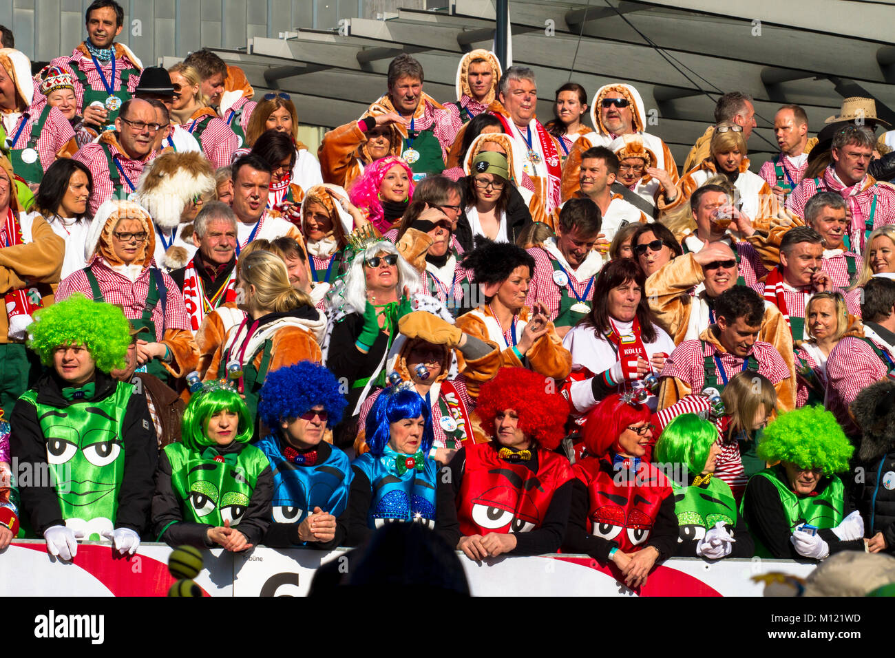 Deutschland, Köln, Karneval, Rosenmontag Prozession, Zuschauer auf ...