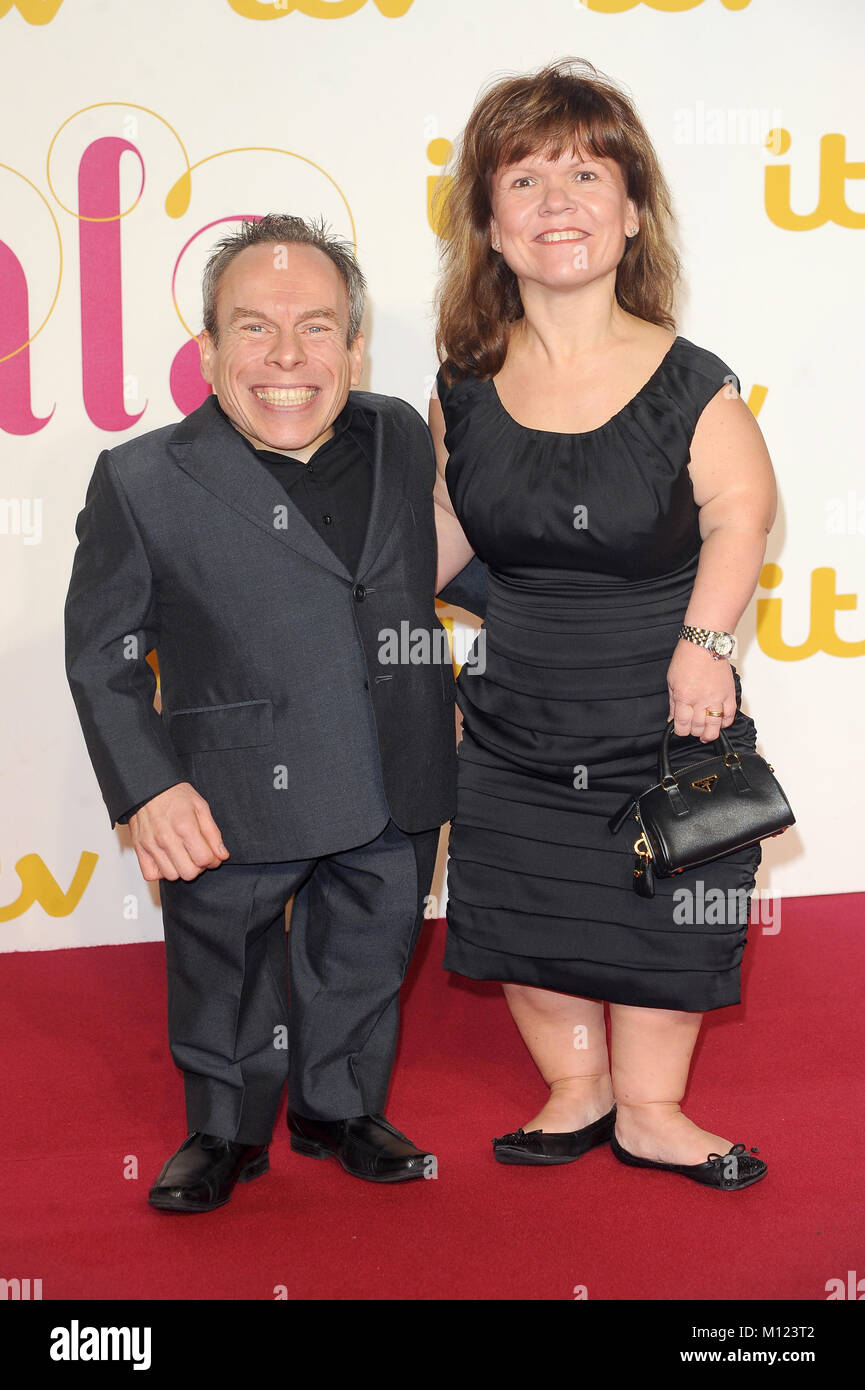Warwick davis and wife samantha davis -Fotos und -Bildmaterial in hoher ...