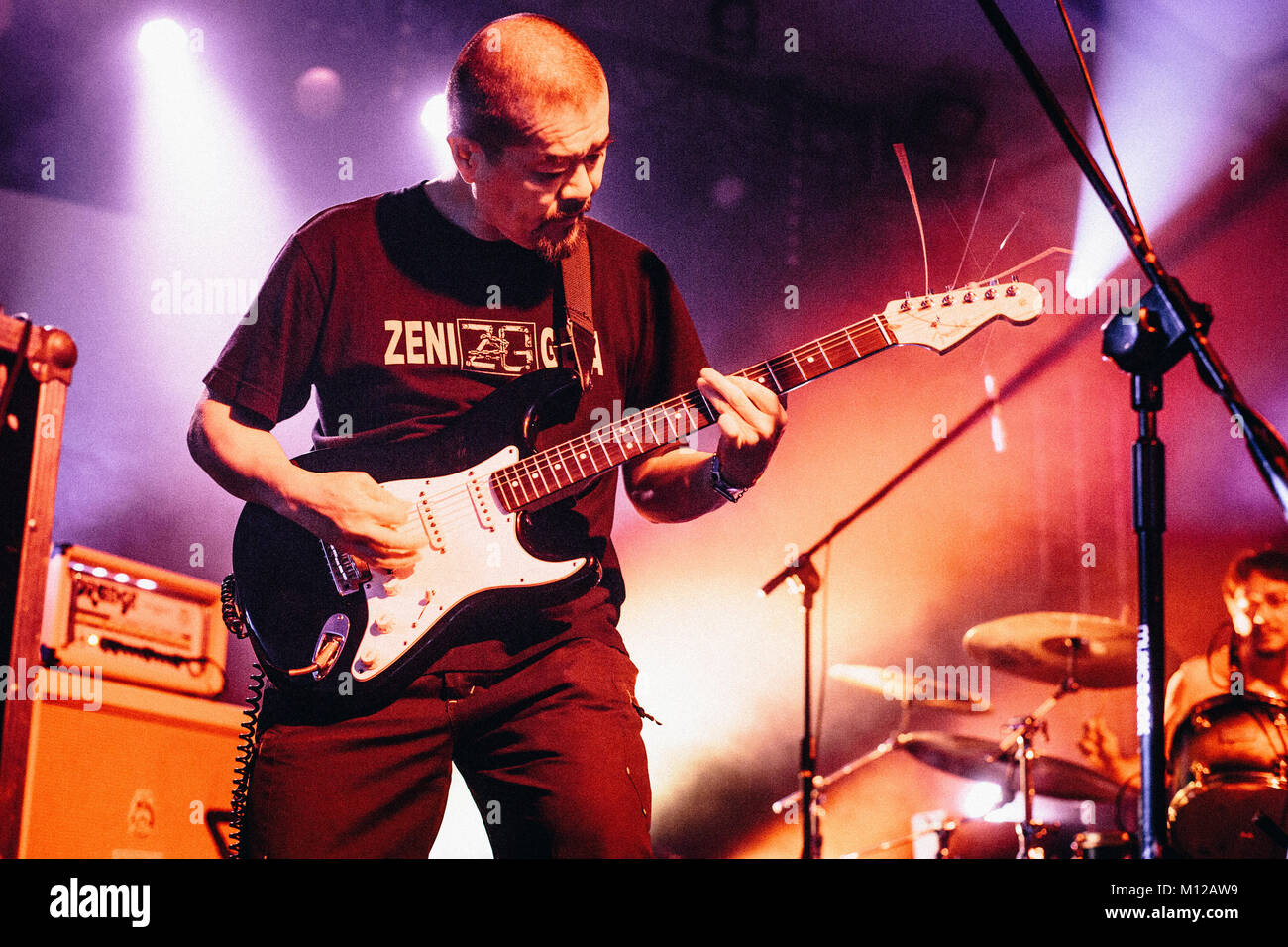 Zeni geva konzert -Fotos und -Bildmaterial in hoher Auflösung – Alamy