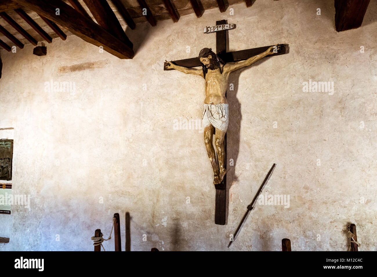 Jesus Christus am Kreuz Statue in einem mittelalterlichen Kapelle Stockfotografie - Alamy