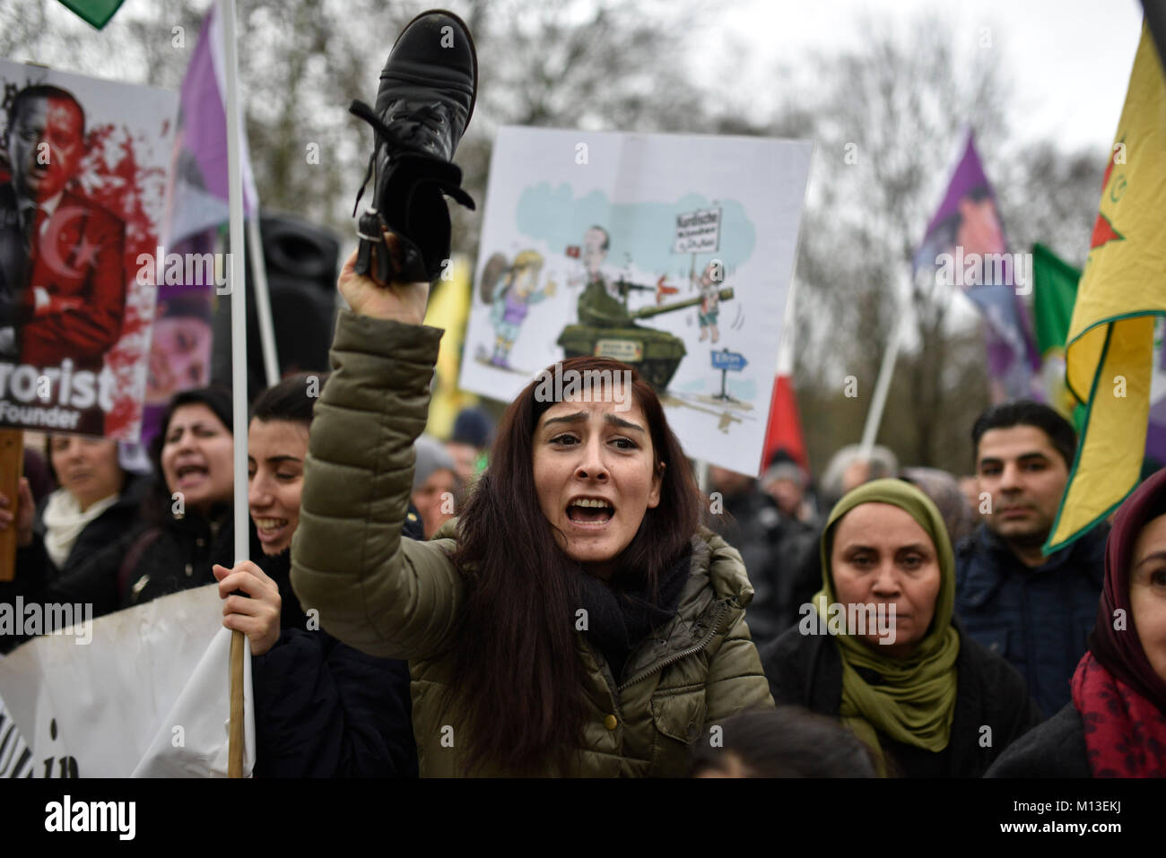 Berlin, Deutschland. 26 Jan, 2018. Kurden halten während der ...