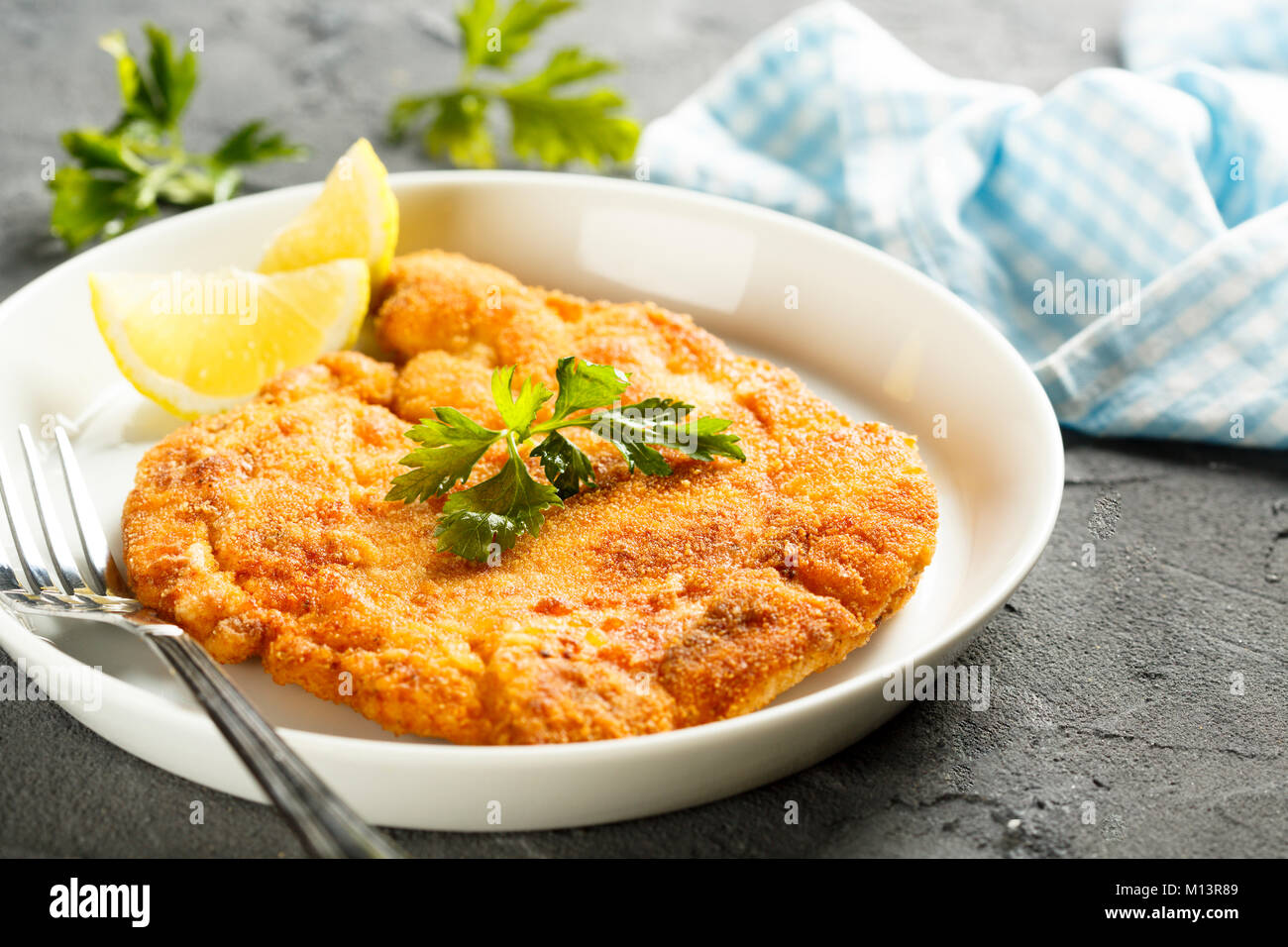 Panierte gebratene Fleisch mit einer frischen Zitrone Keil ...
