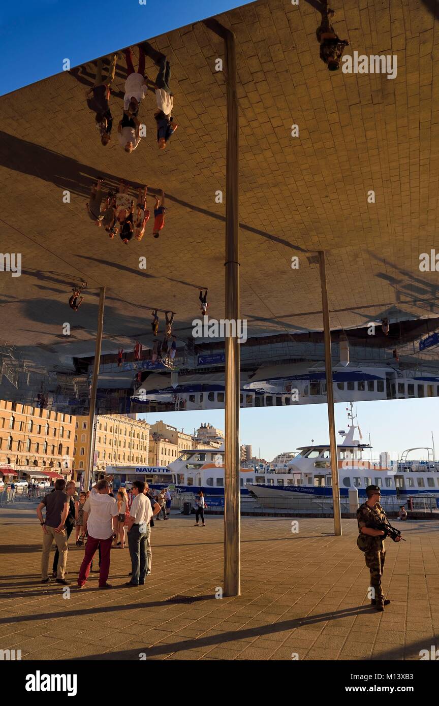 Pergola spiegeldecke -Fotos und -Bildmaterial in hoher Auflösung – Alamy