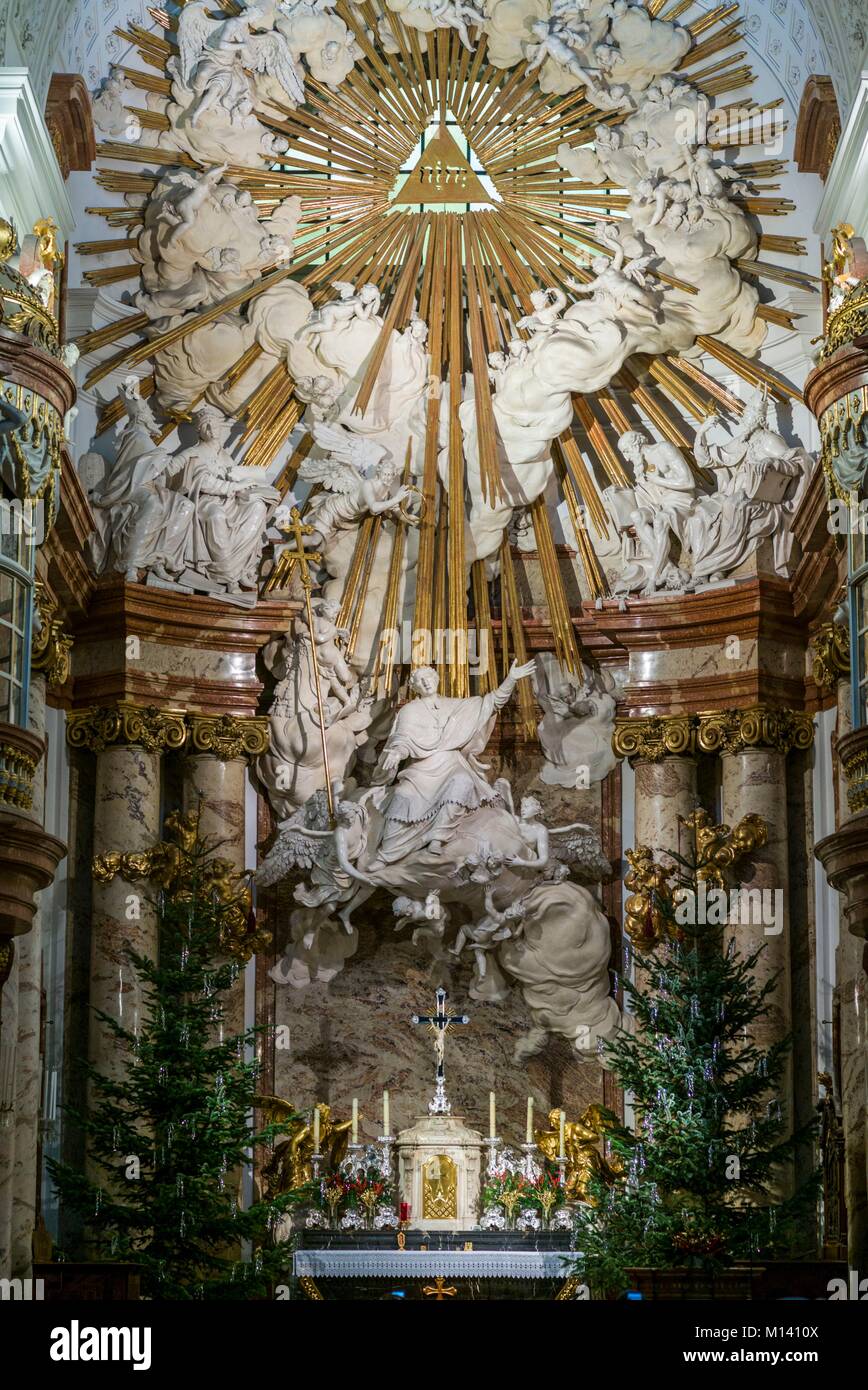Altar at the karlskirche -Fotos und -Bildmaterial in hoher Auflösung ...
