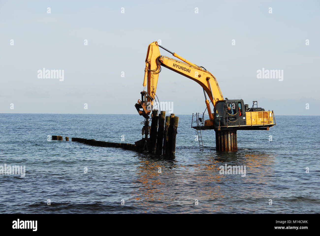 Hydraulikbagger am strand -Fotos und -Bildmaterial in hoher Auflösung – Alamy