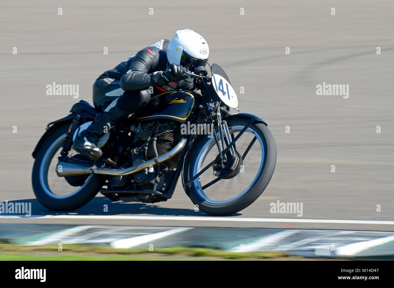 1954 Velocette MT500 durch das Schwarze und das Gold Museum racing in ...