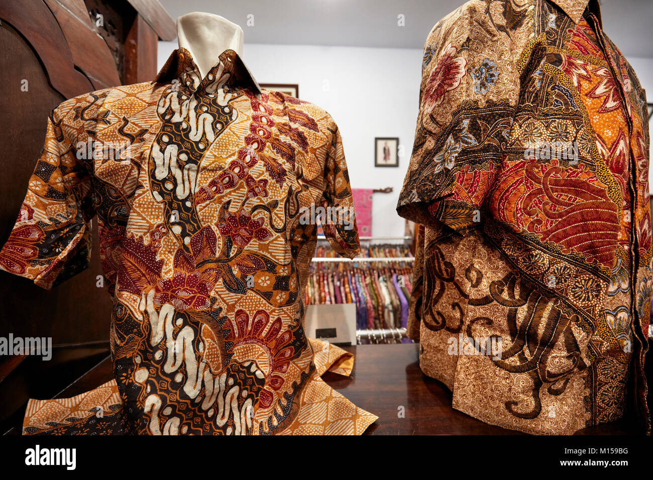 Traditionelle Indonesische Batik Seide Hemden auf Puppen in Hamzah ...