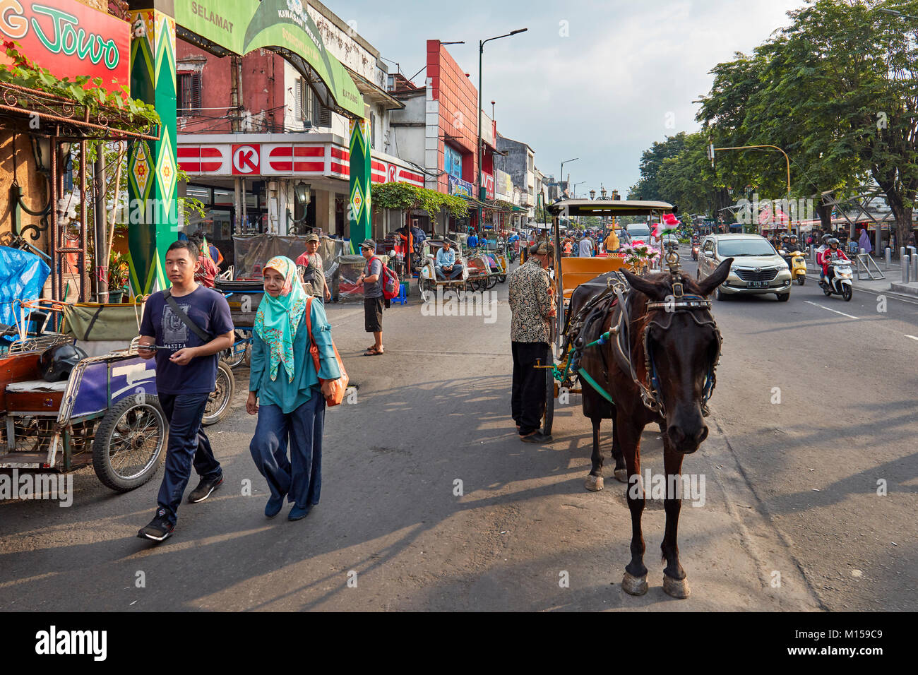 Menschen zu Fuß entlang der Malioboro Street. Yogyakarta, Java ...