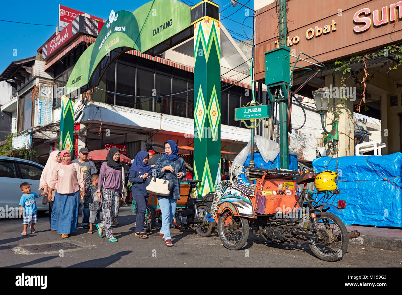 Menschen zu Fuß entlang der Malioboro Street. Yogyakarta, Java ...
