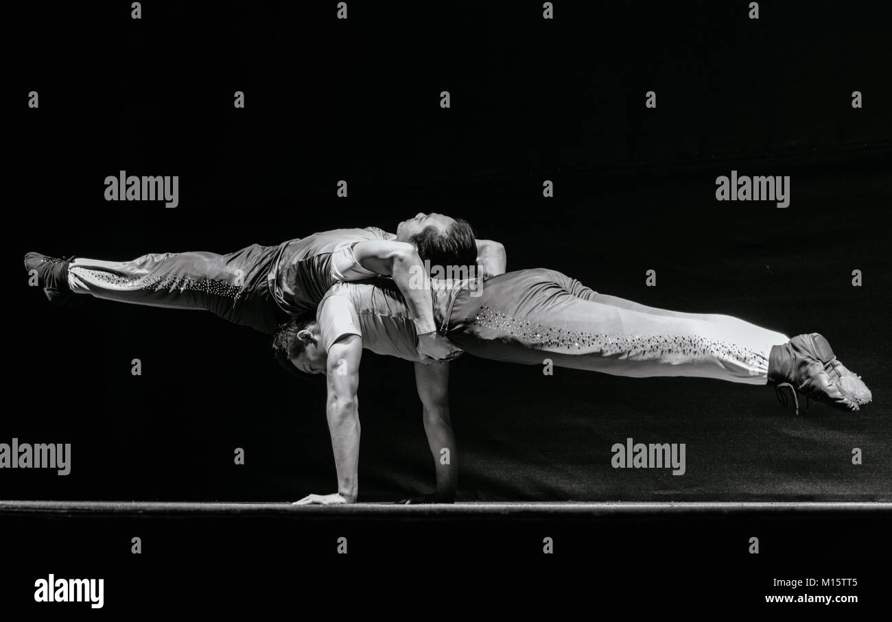 Circus performers -Fotos und -Bildmaterial in hoher Auflösung – Alamy